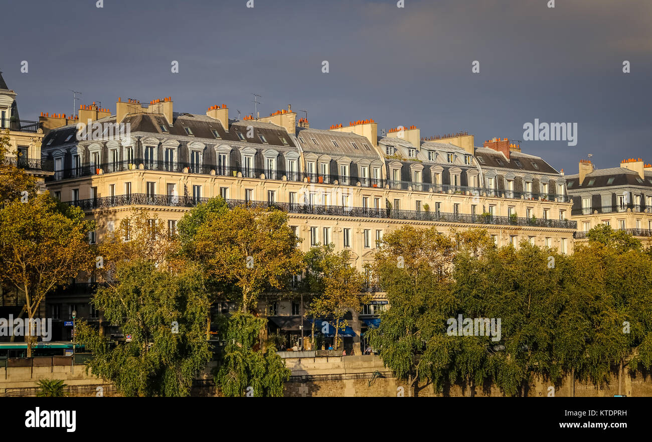 Parisian mansard roof hi-res stock photography and images - Alamy
