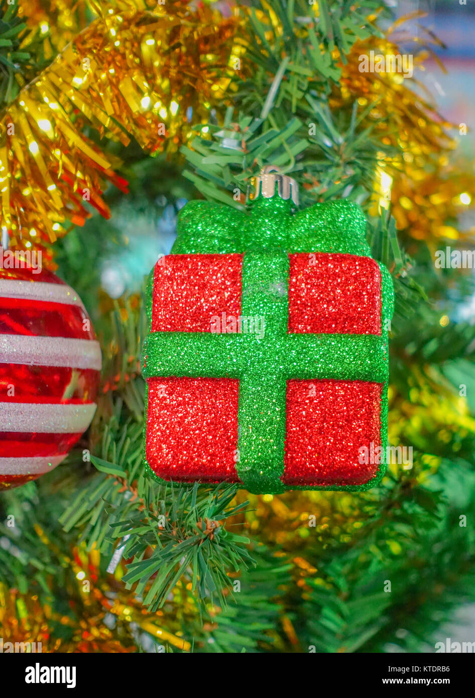 Close up christmas tree ans balls background Stock Photo - Alamy