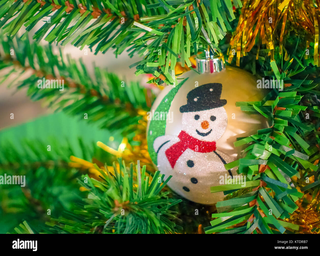 Close up christmas tree ans balls background Stock Photo - Alamy