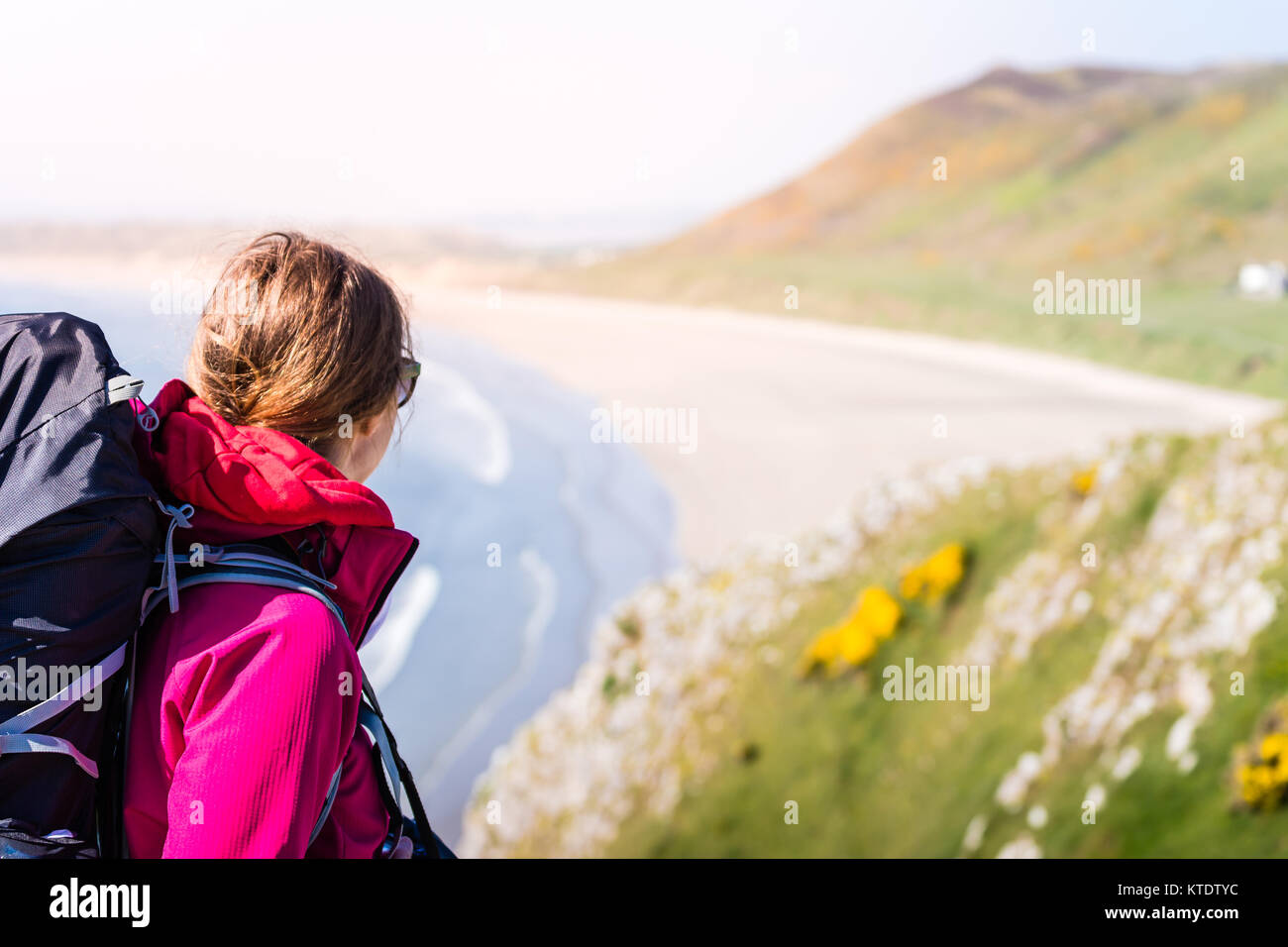Person looking over a cliff hi-res stock photography and images - Alamy