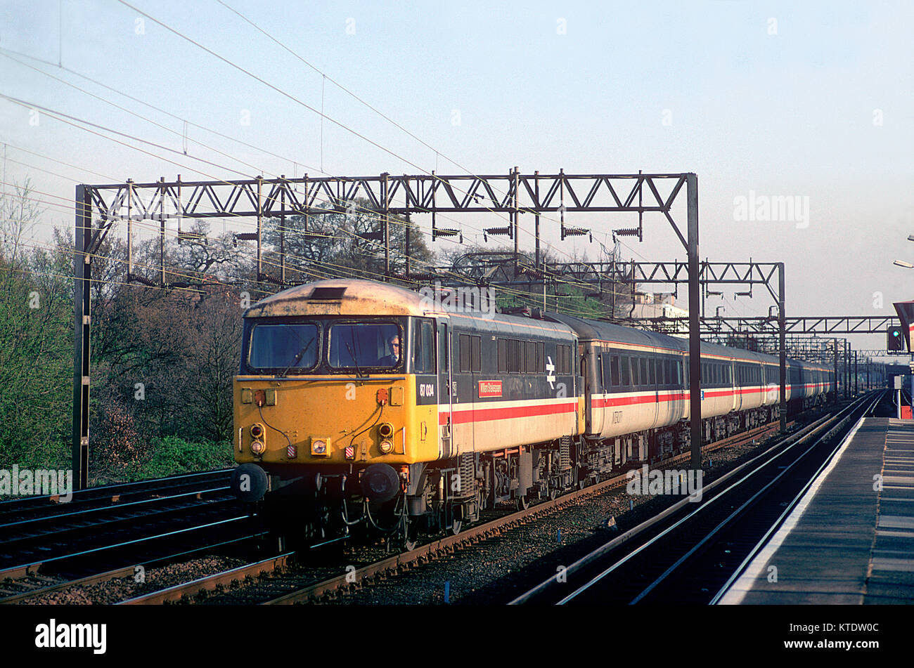 Class 87 electric locomotive number 87034 “William Shakespeare” races ...