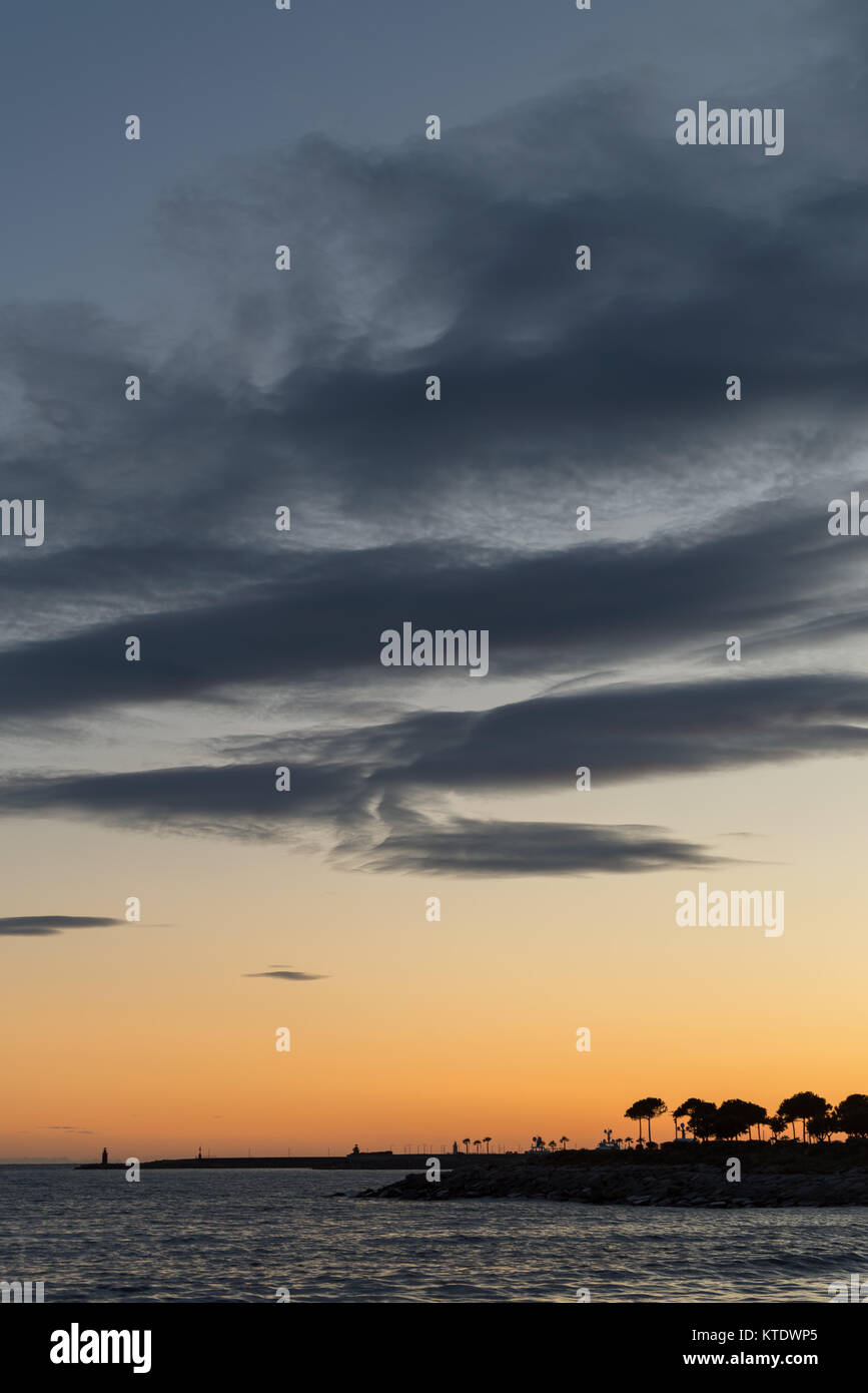 Hovering cloudscape hi-res stock photography and images - Alamy