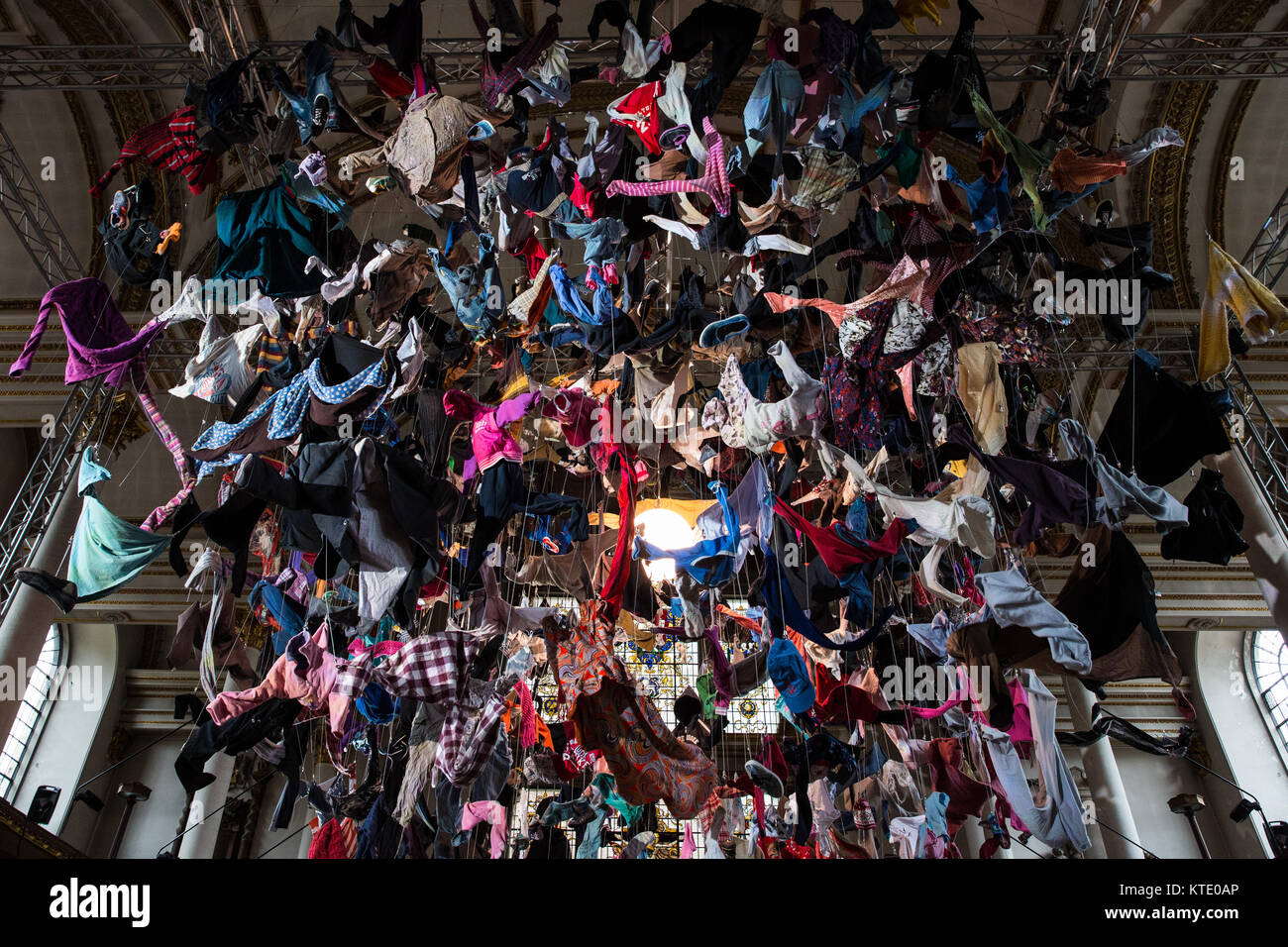 Suspended refugee clothes hi-res stock photography and images - Alamy