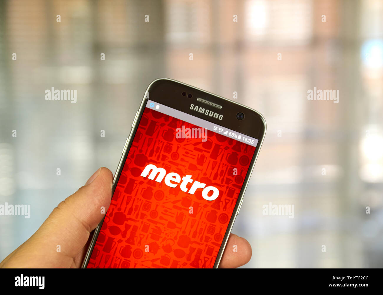 MONTREAL, CANADA - JUNE 24, 2016 : Metro android application on Samsung ...