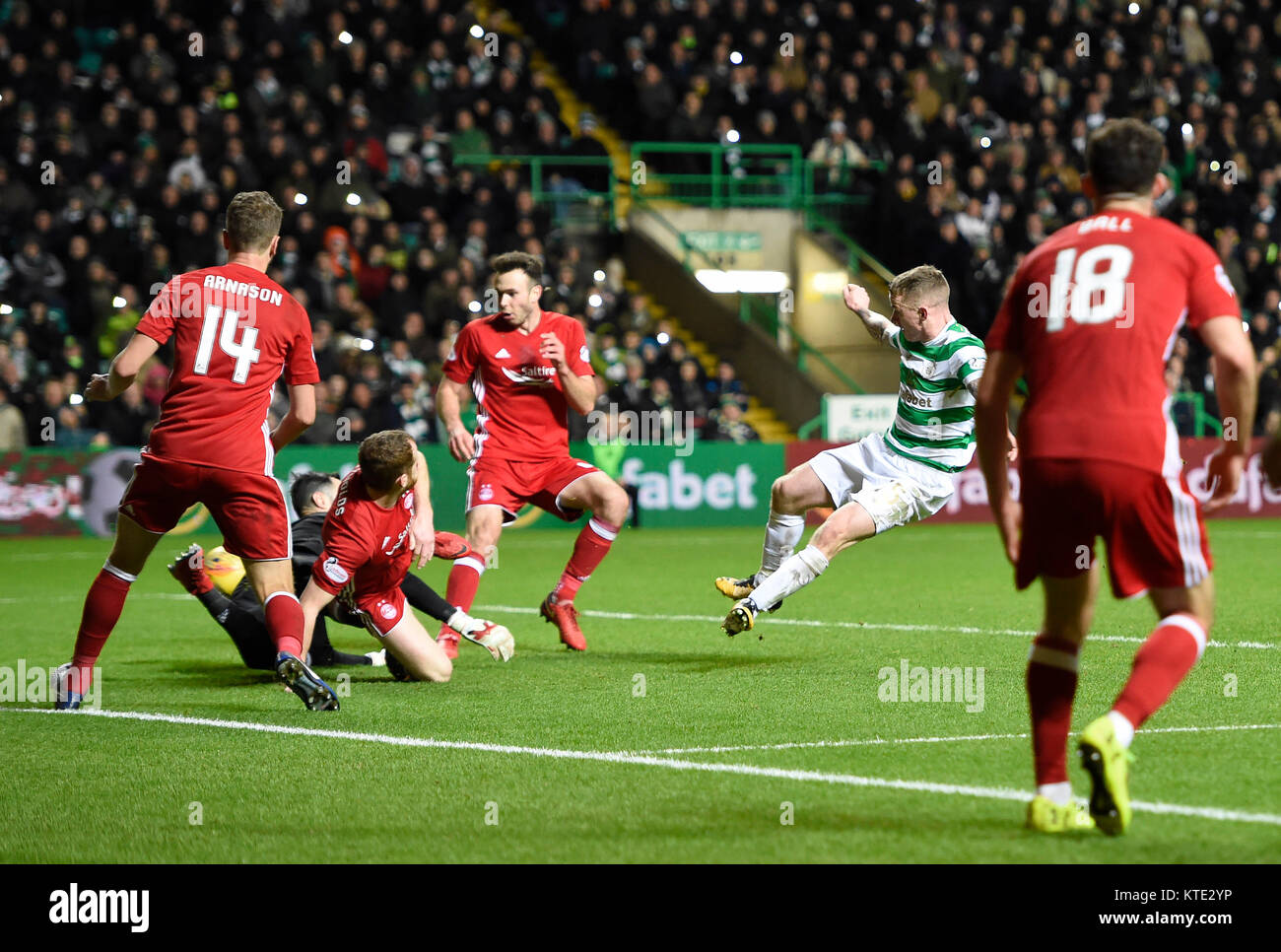 Celtic's Jonathan Hayes scores his side's second goal of the game ...