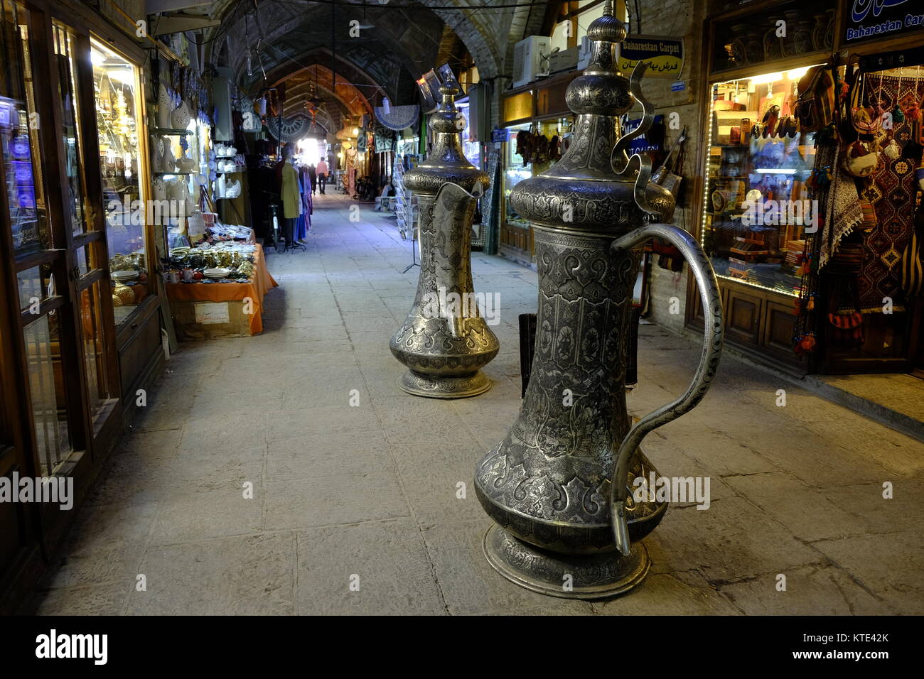 Metalsmiths shop and craftwork in Isfahan's grand bazaar in Iran Stock ...