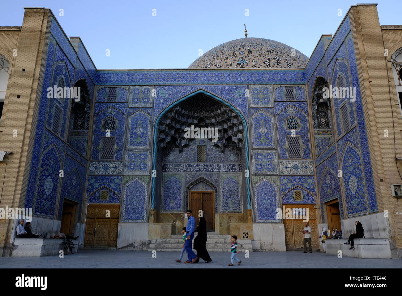 Intricate arabesque design of the Sheikh Lotfollah Mosque in Isfahan in ...