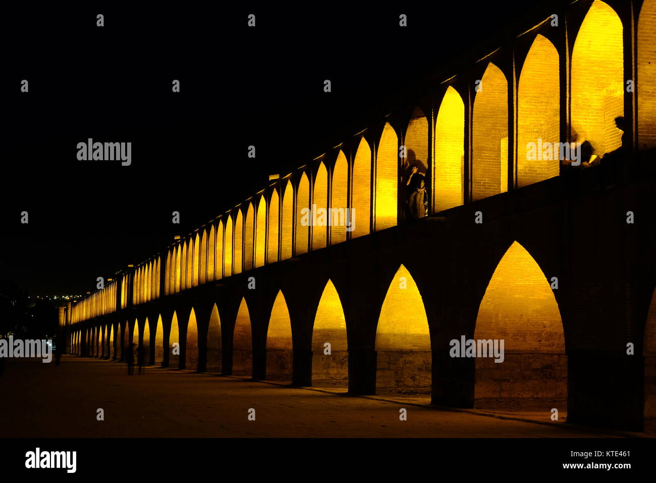 Allahverdi Khan Bridgeover the Zayanderud river at night in Isfahan ...
