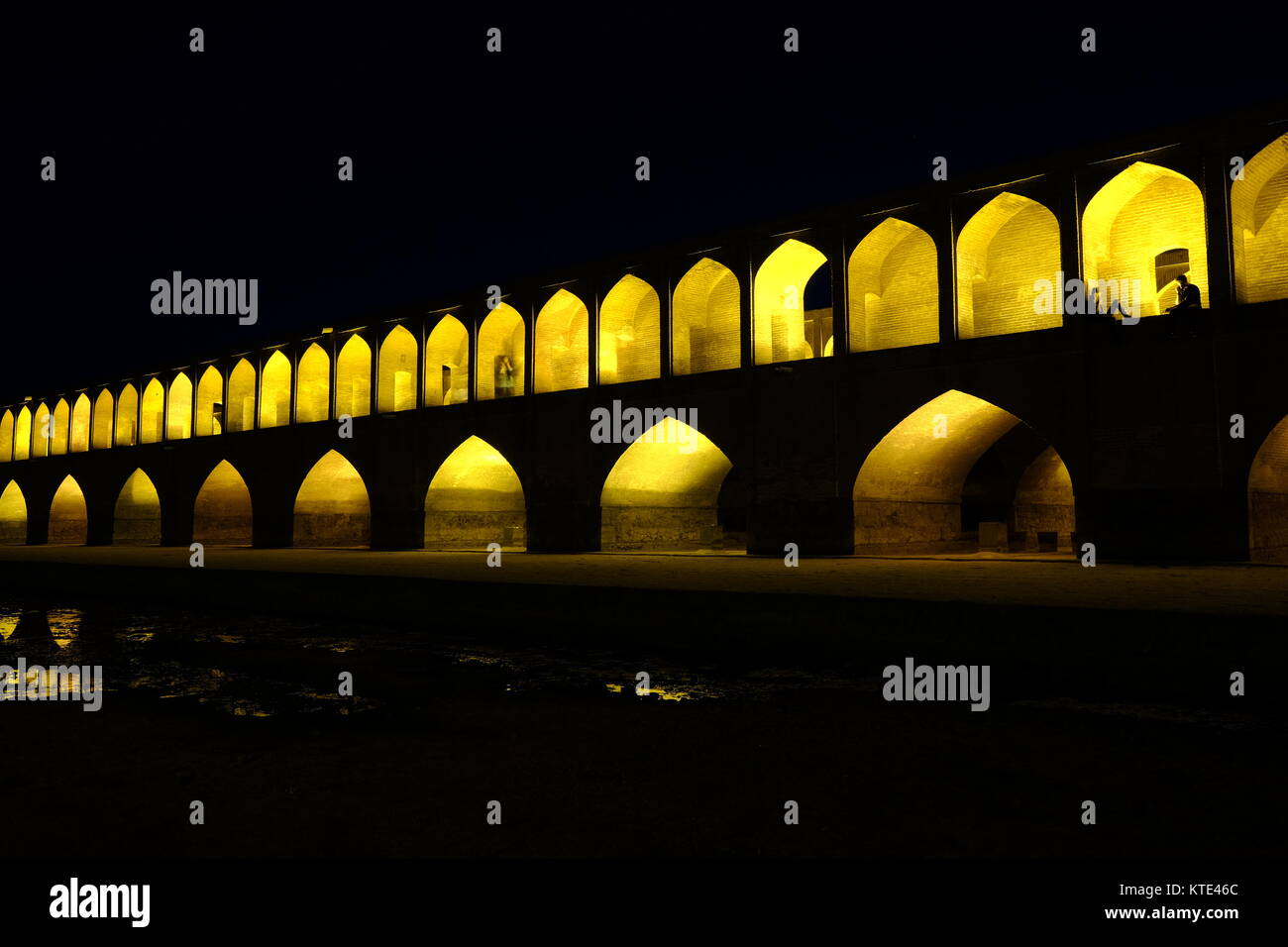 Allahverdi Khan Bridgeover the Zayanderud river at night in Isfahan ...