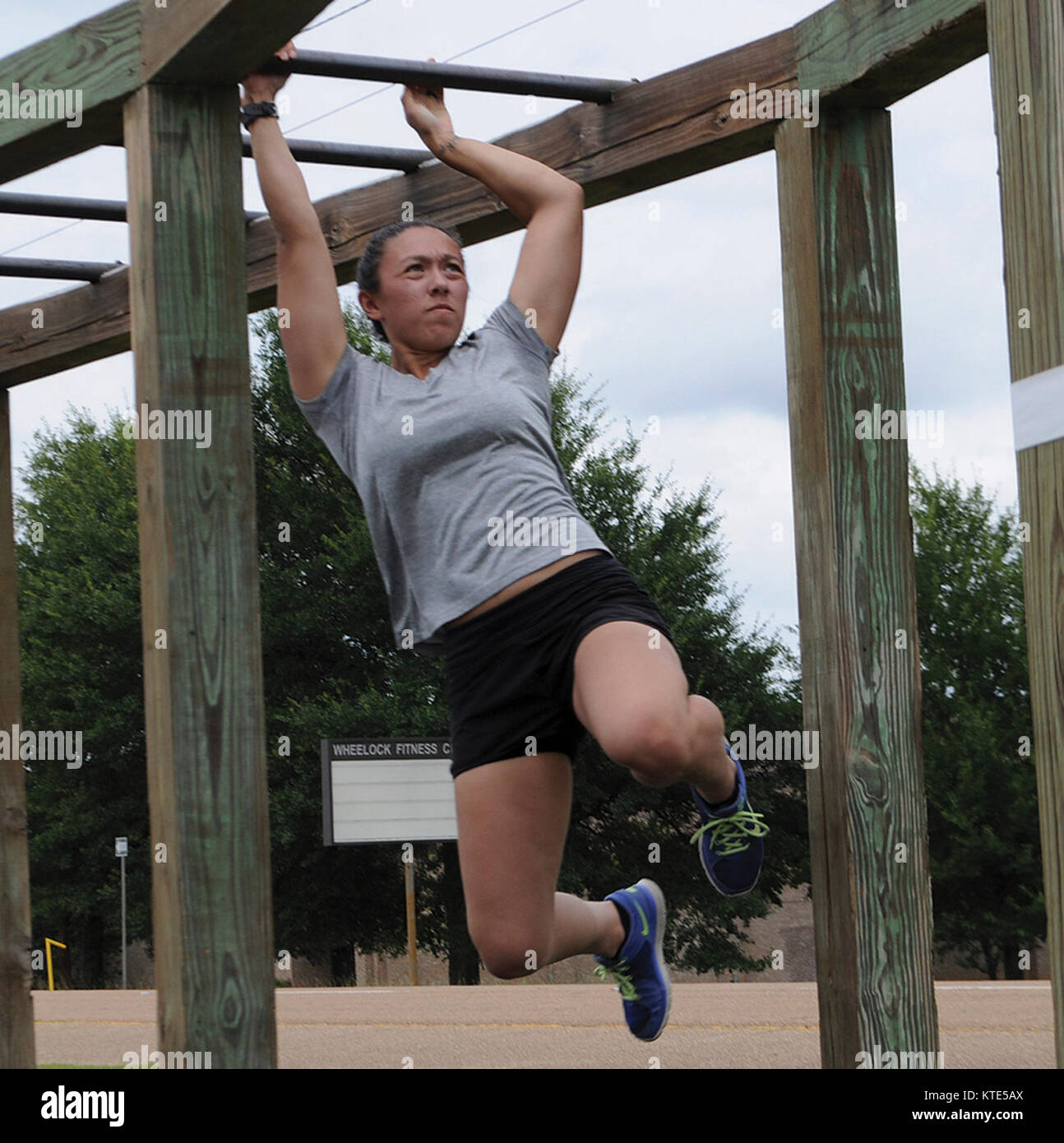 Ariana Stanley makes her way across the "Tarzan" obstacle Stock Photo ...