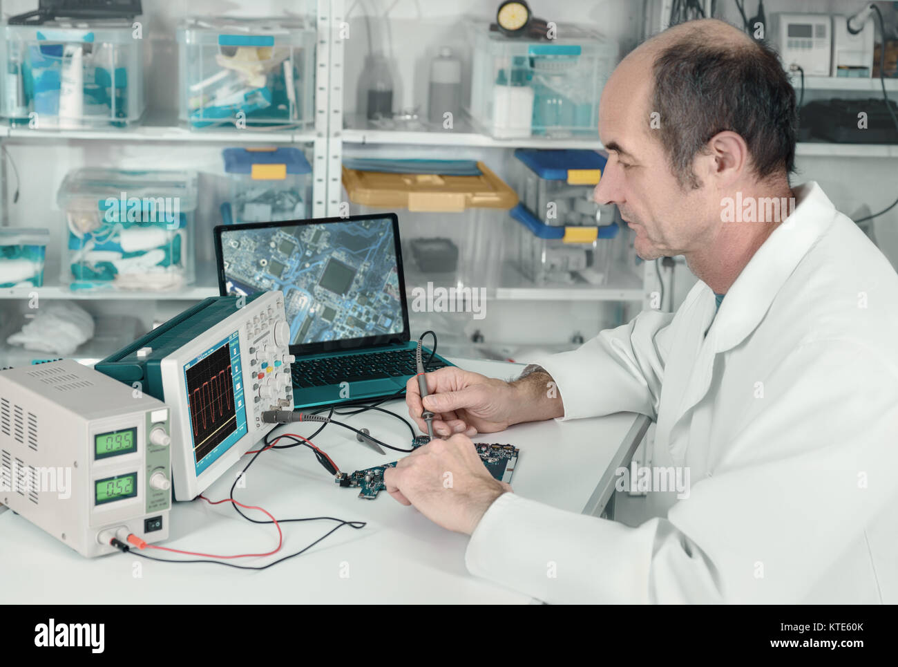 Older man in hardware hi-res stock photography and images - Alamy