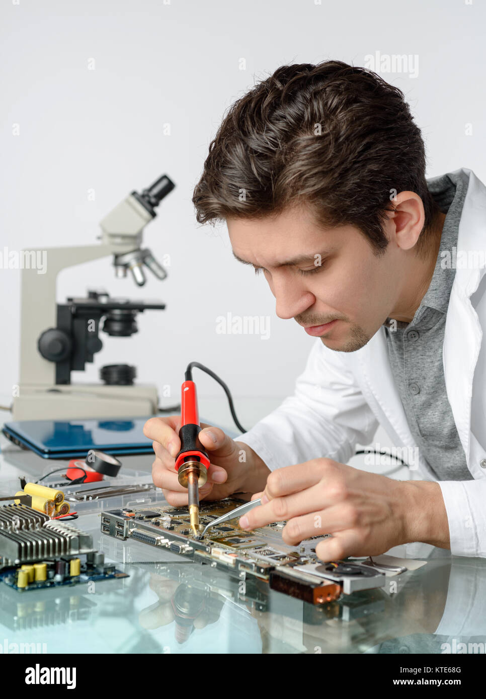 Electronic worker hi-res stock photography and images - Alamy