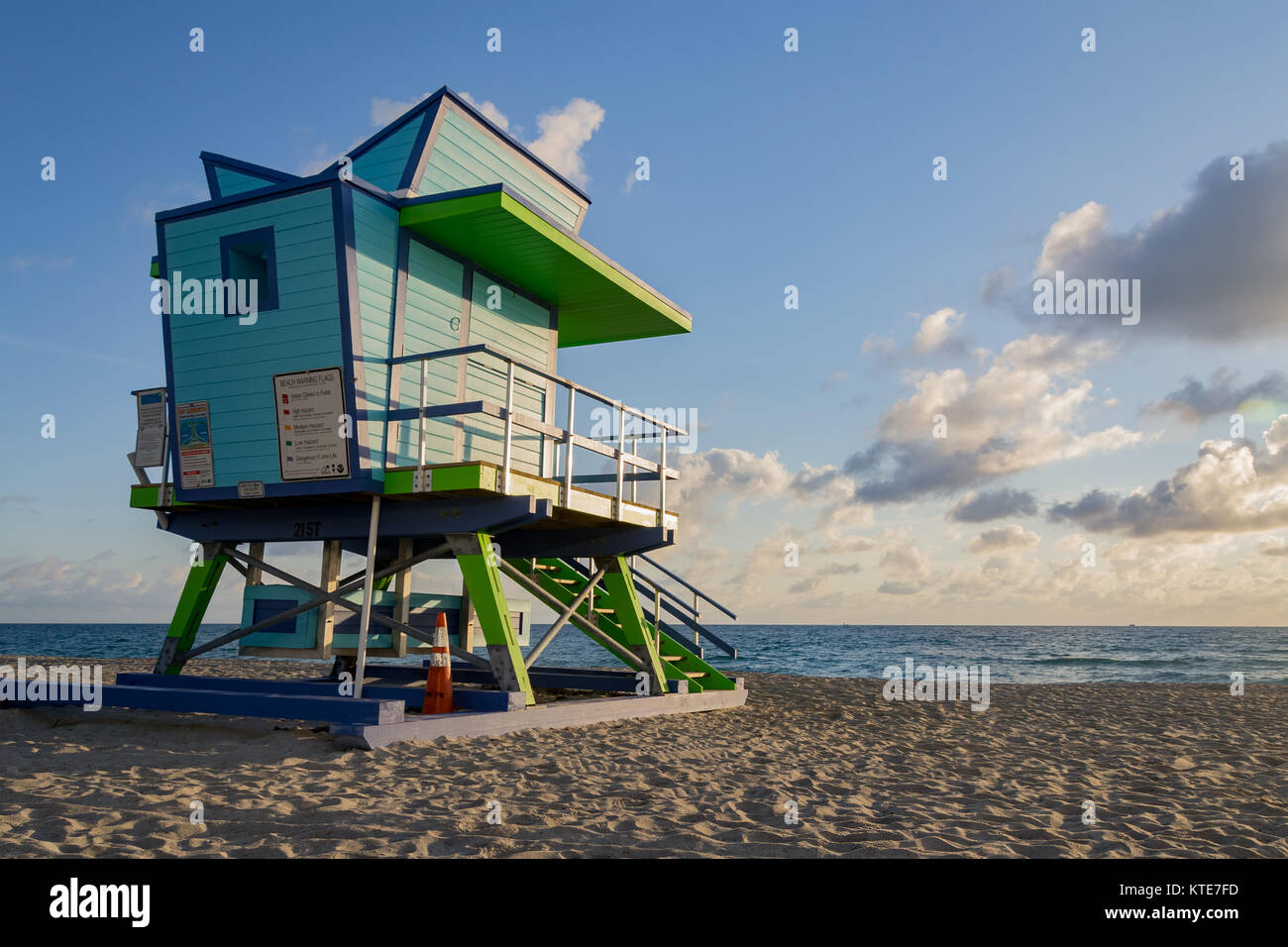 Lifeguard booth hi-res stock photography and images - Alamy