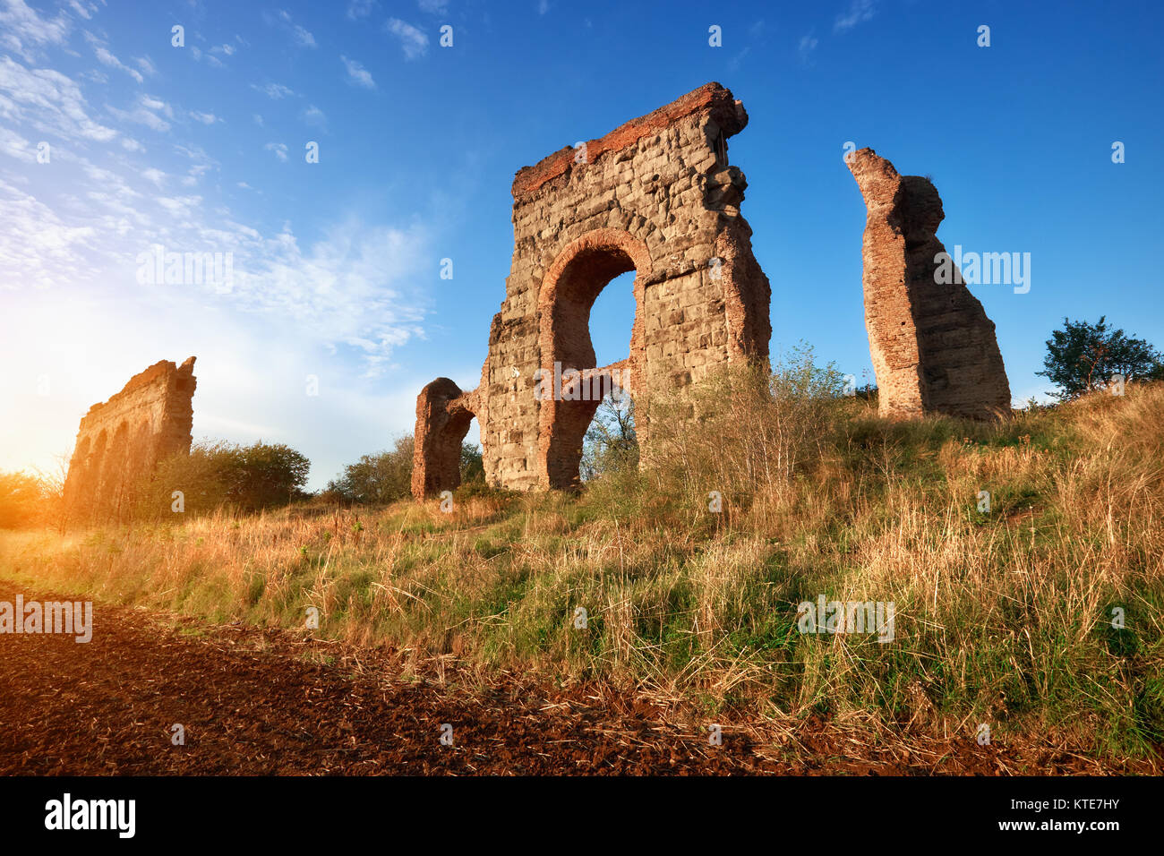 Italy rome ancient roman aqueduct hi-res stock photography and images ...