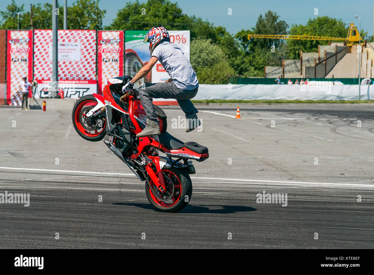 Stunt cycle hi-res stock photography and images - Alamy