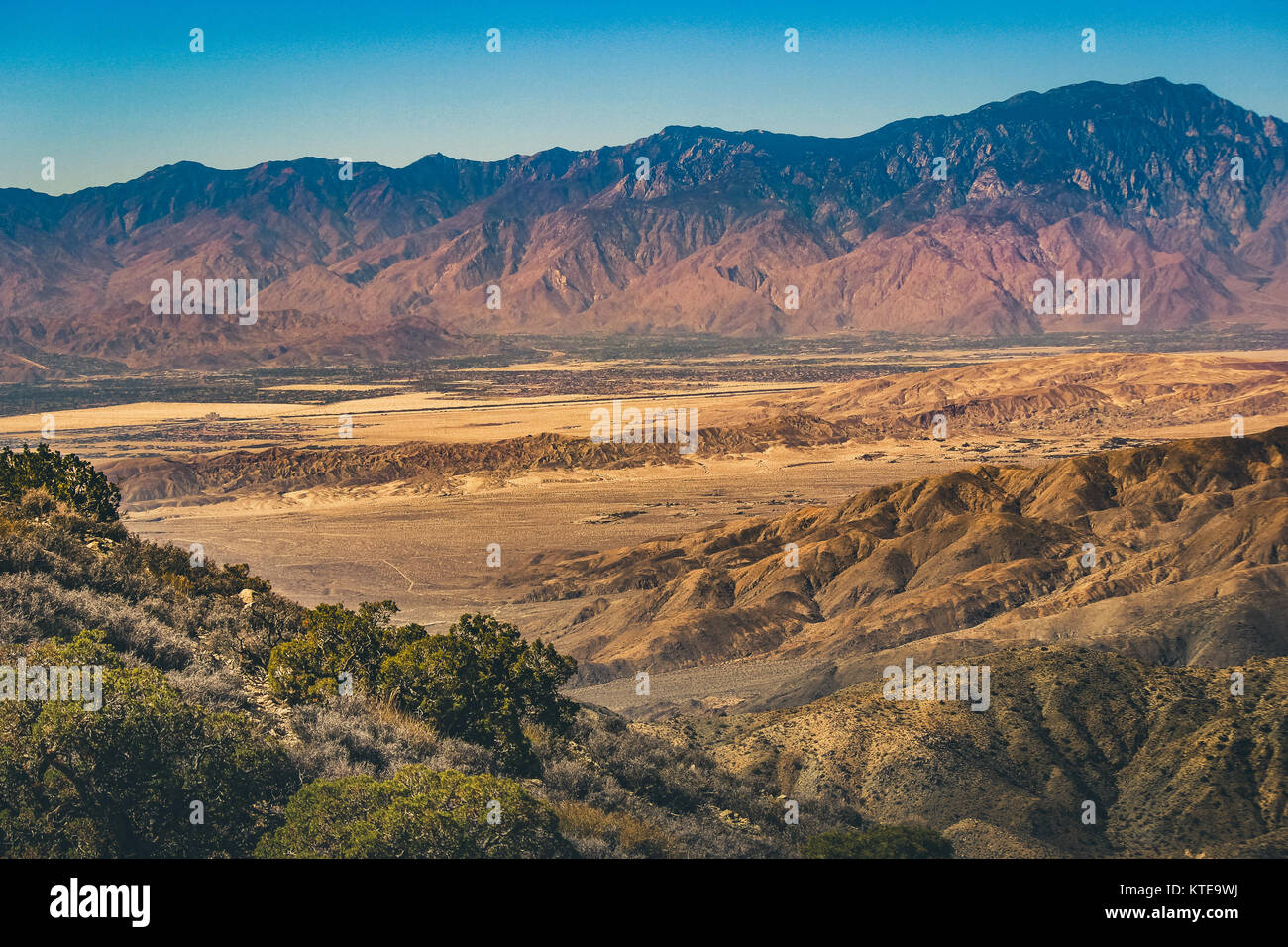 Beautiful overlook of San Bernardino Mountains and Coachella Valley ...