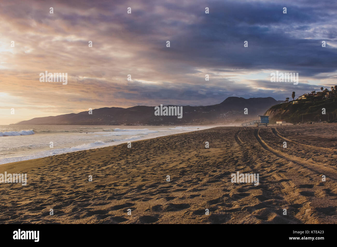 Beautiful coastal sunset on an empty Point Dume State Beach with ...