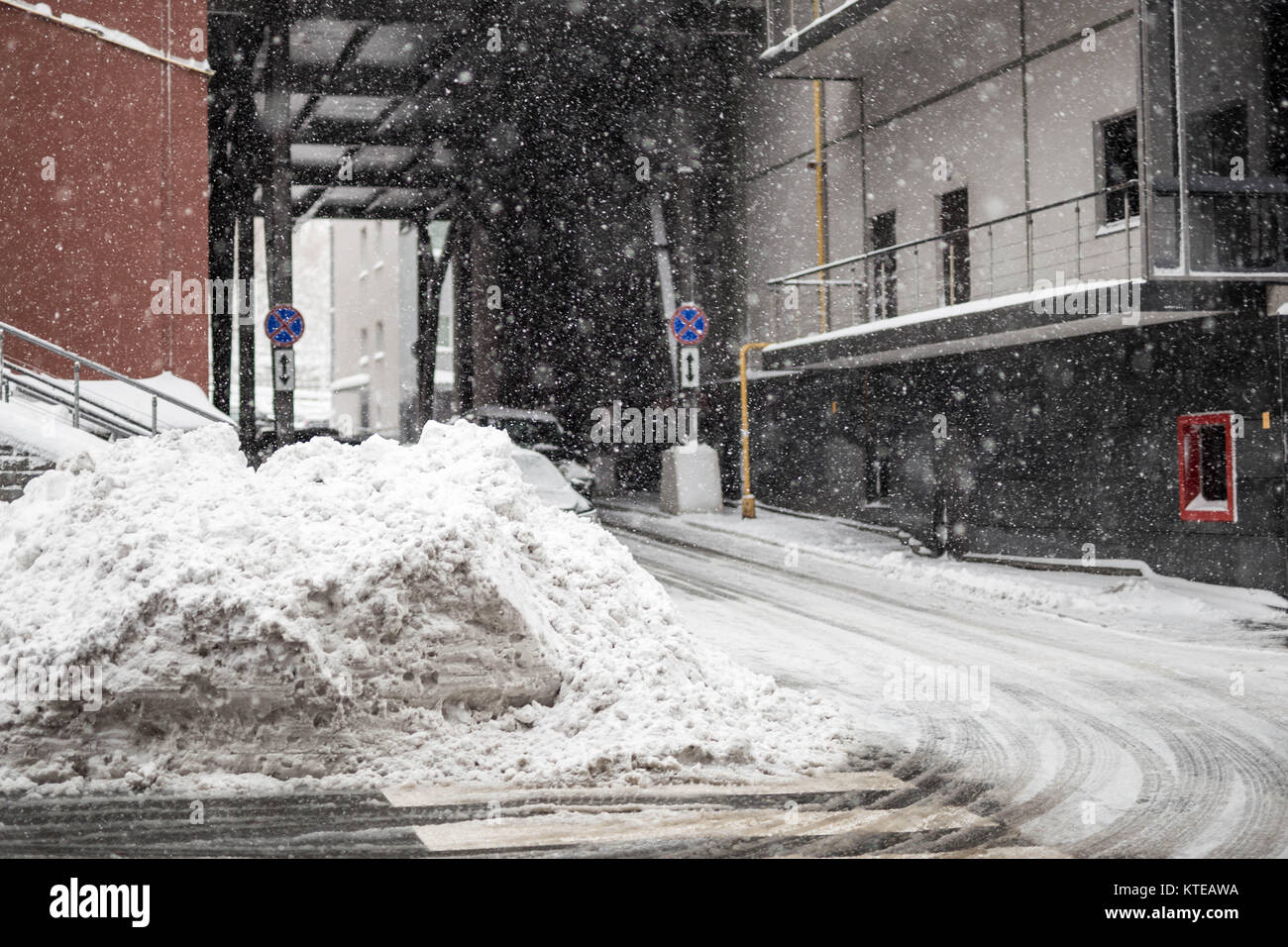 Huge heap of dirty snow and ice on a city street Stock Photo - Alamy