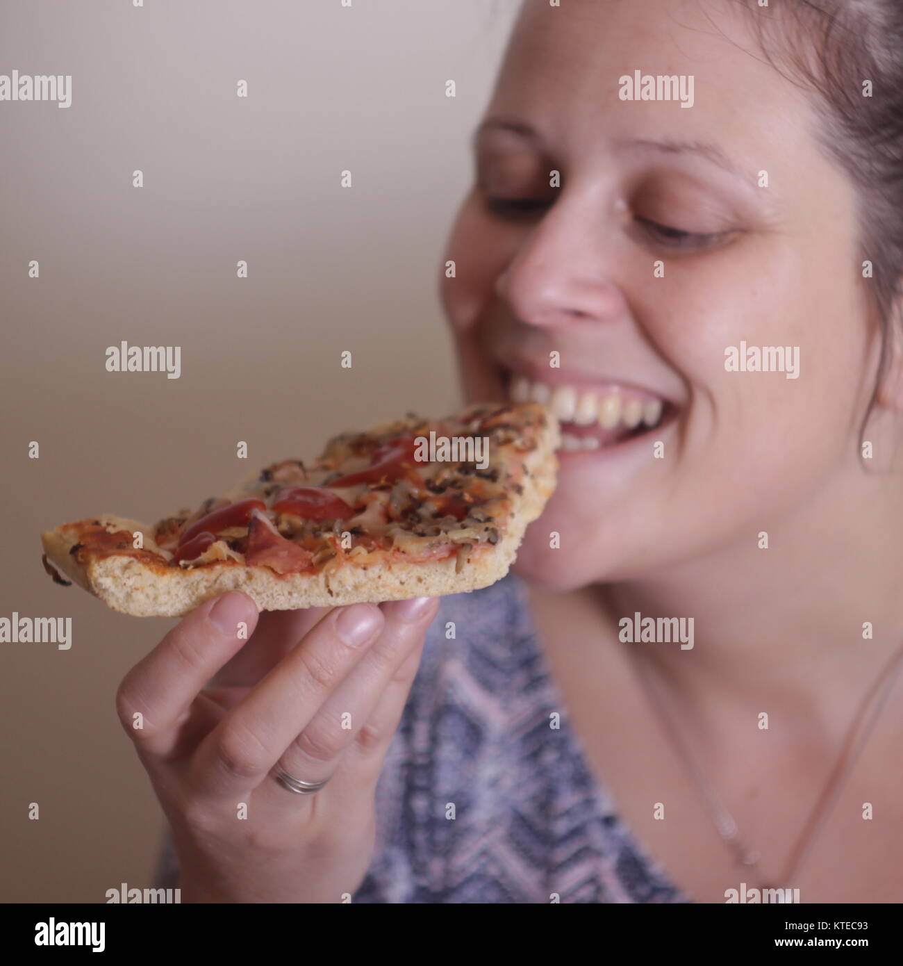 Woman eating pizza Stock Photo - Alamy