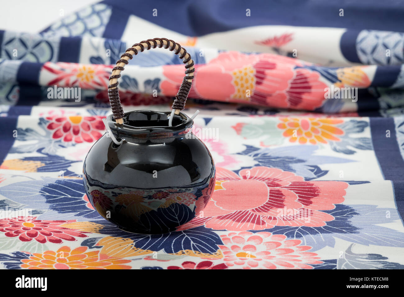Black kettle hi-res stock photography and images - Alamy