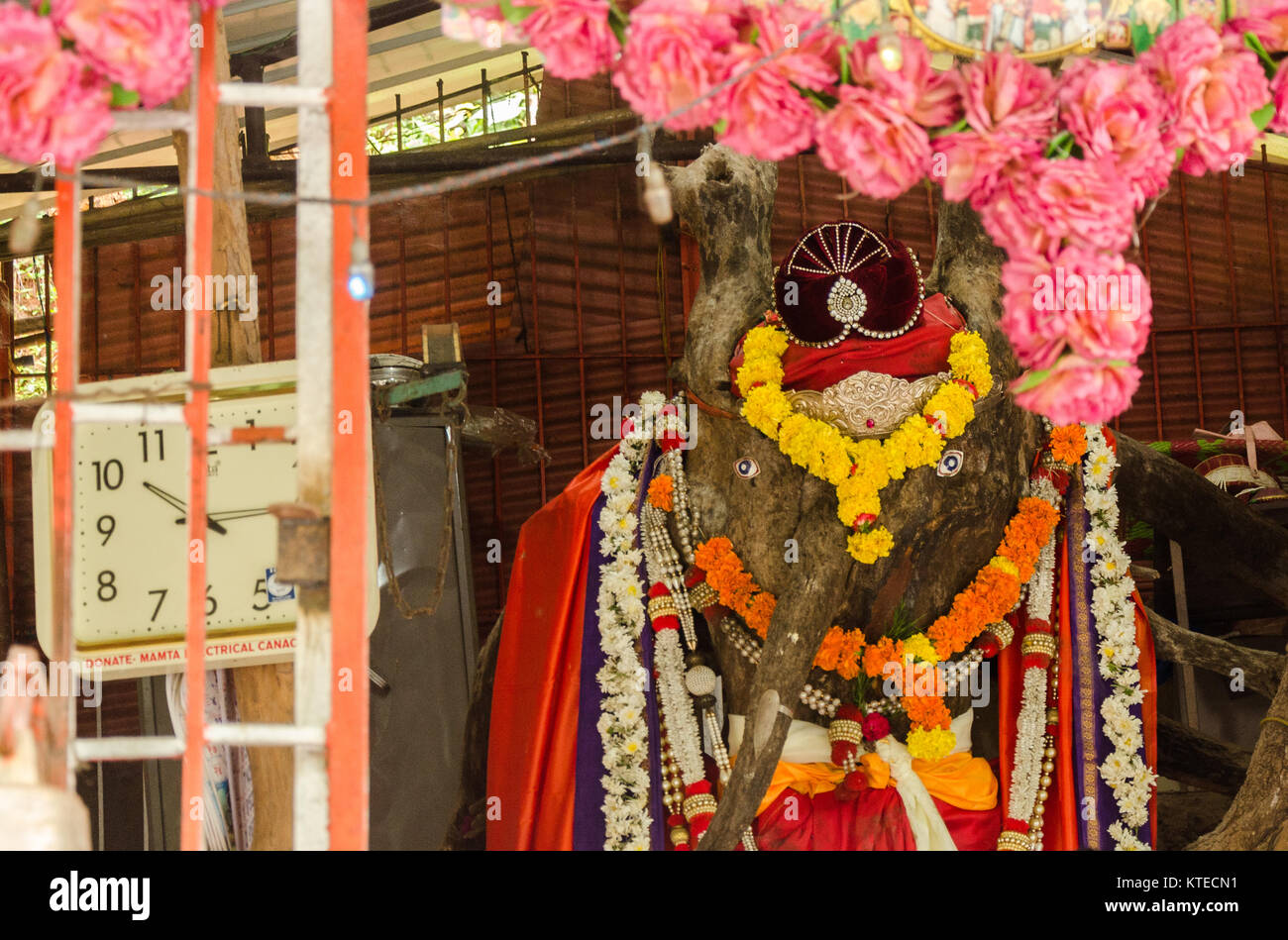 Shakti Ganpati Devastan - Roadside temple with Ganesha idol formed ...