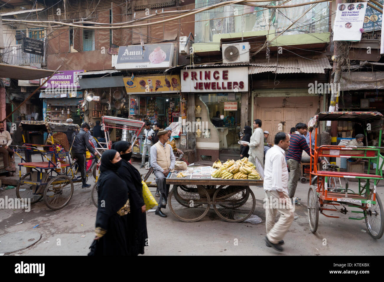 Busy market street scene in old Delhi, New Delhi, India Stock Photo - Alamy