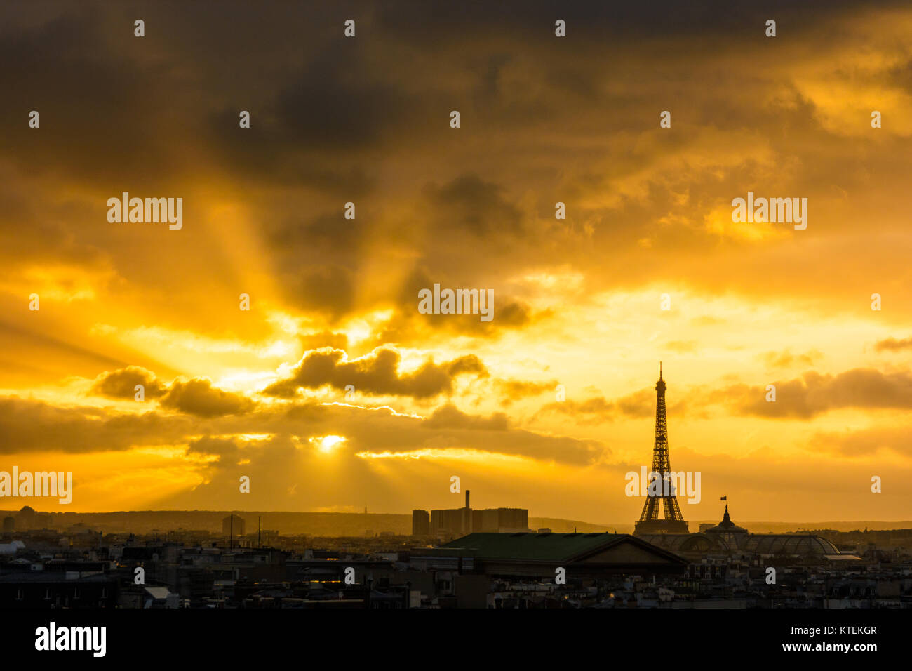 Paris skyline sunset eiffel tower hi-res stock photography and images ...