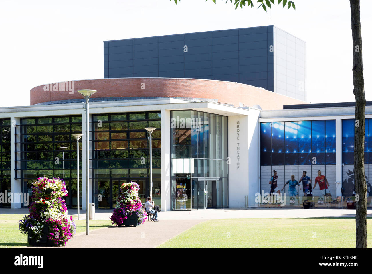 Theatre in grove house gardens dunstable bedfordshire town centr hi-res ...