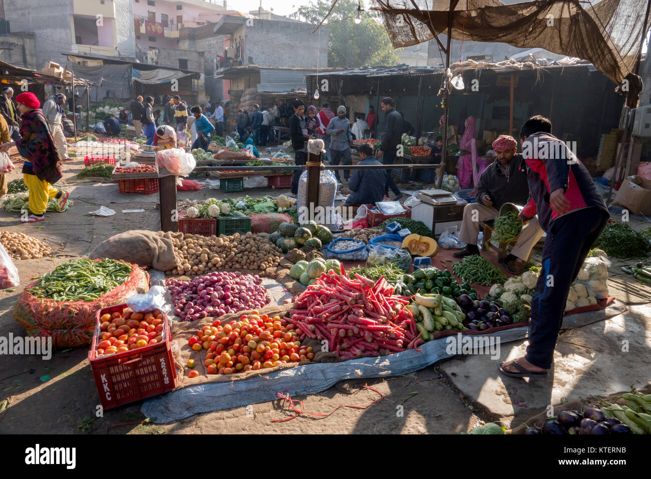 Indian street market fruit stall hi-res stock photography and images ...