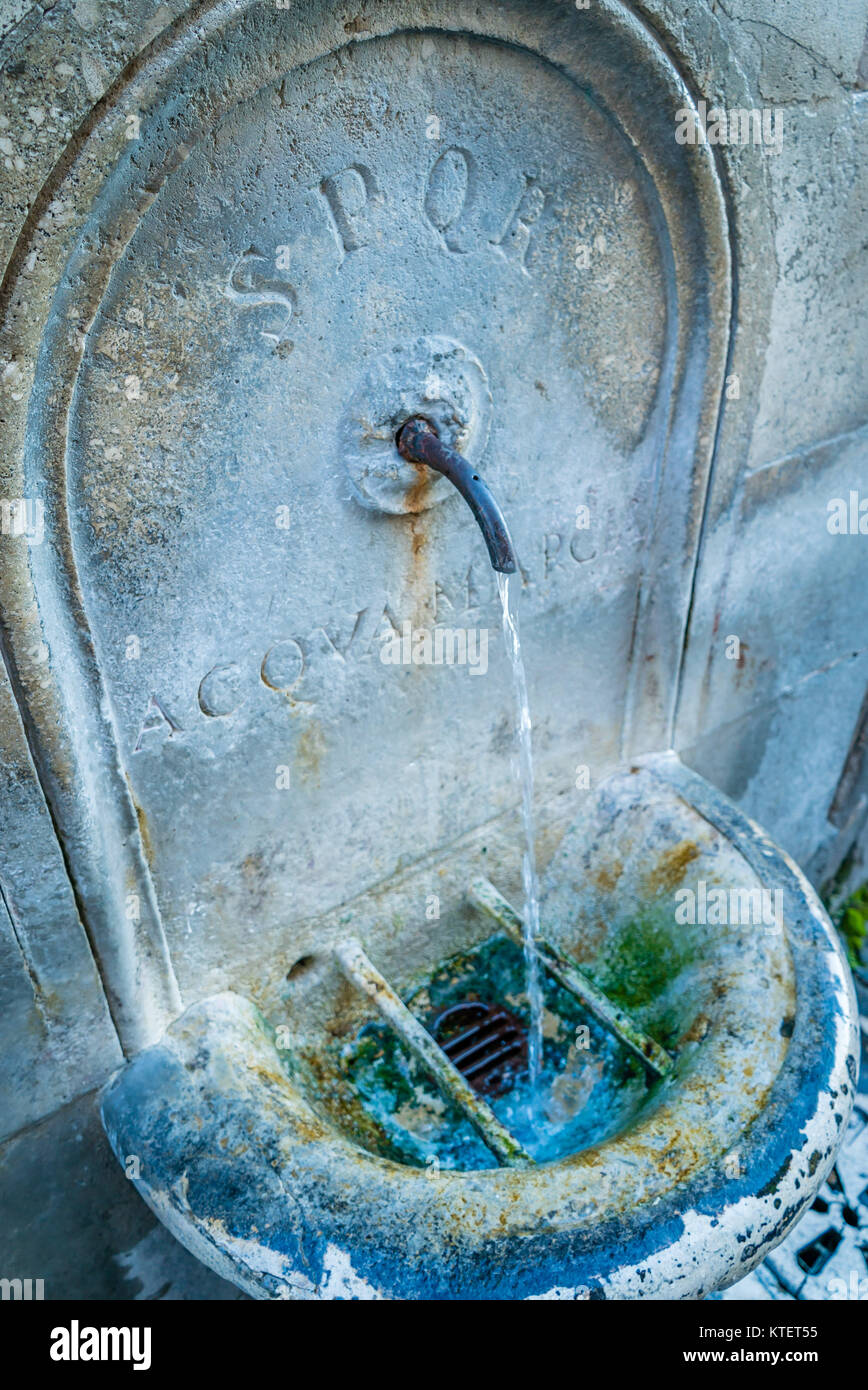Dirty water fountain hi-res stock photography and images - Alamy