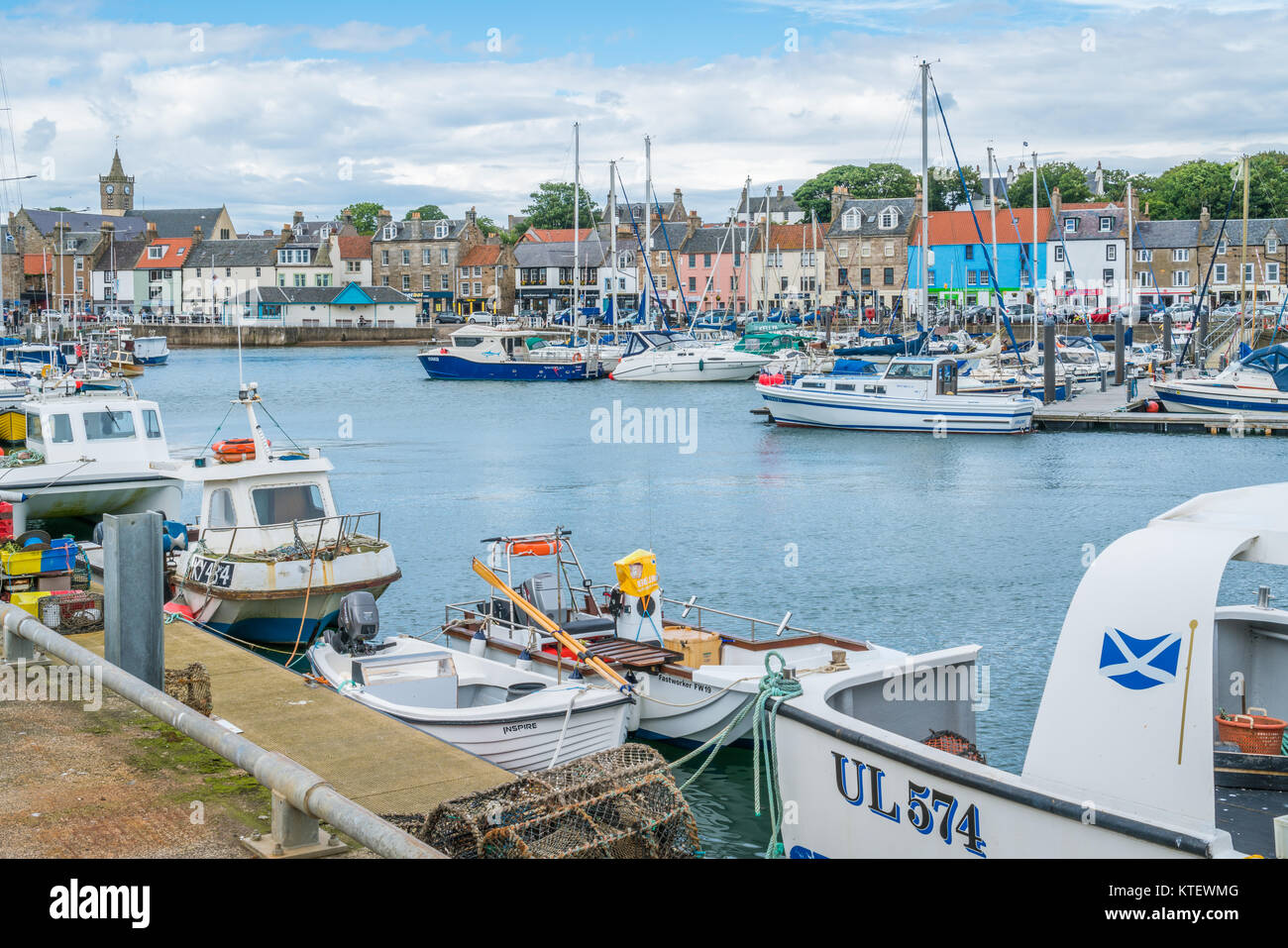 Anstruther pier lighthouse hi-res stock photography and images - Alamy