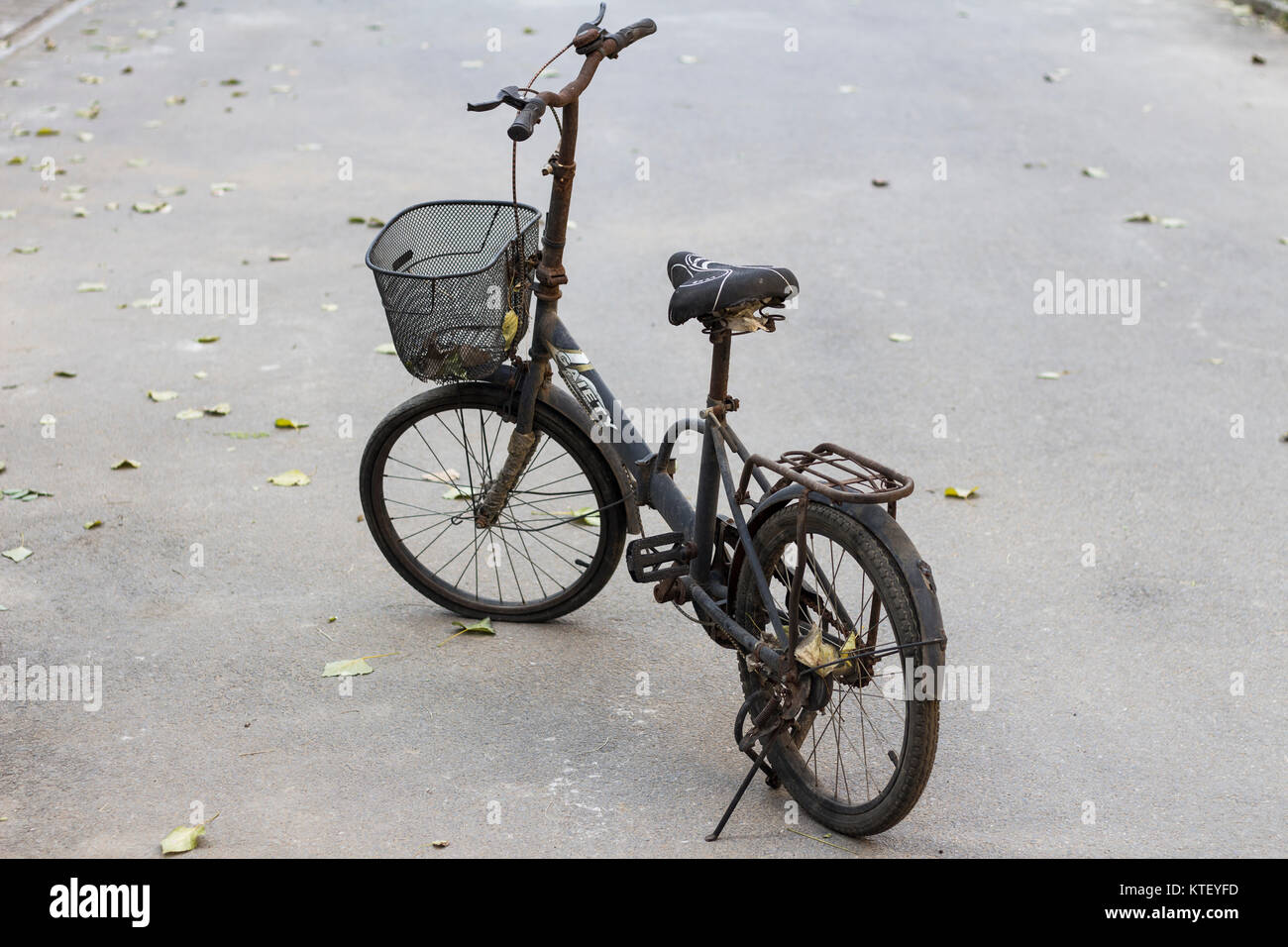 Rust bicycle hi-res stock photography and images - Alamy