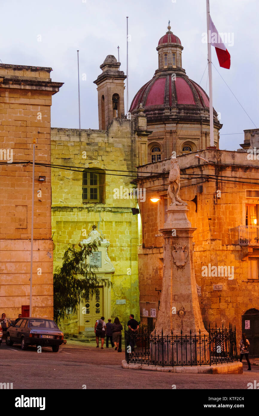 Victory square and monument illuminated at dusk. Birgu-Vittoriosa ...