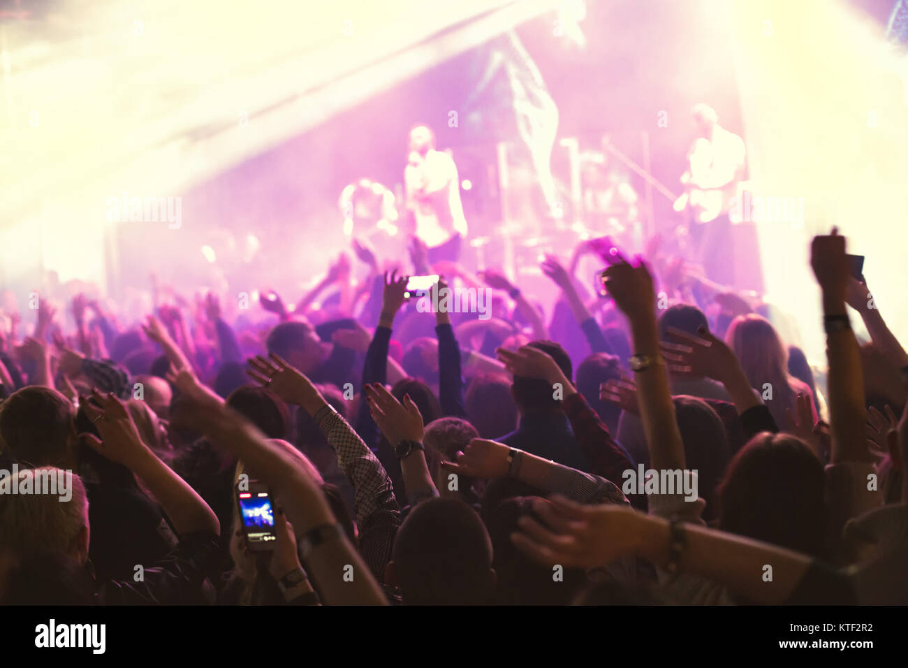 Crowd spectator spectators audience hi-res stock photography and images ...