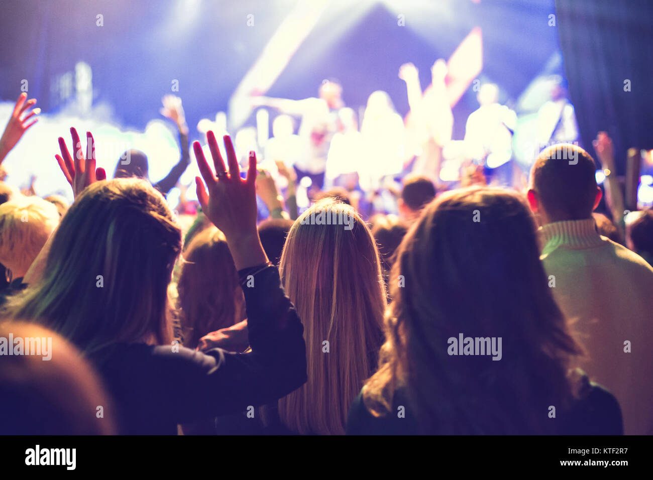 Clapping spectators theater hi-res stock photography and images - Alamy