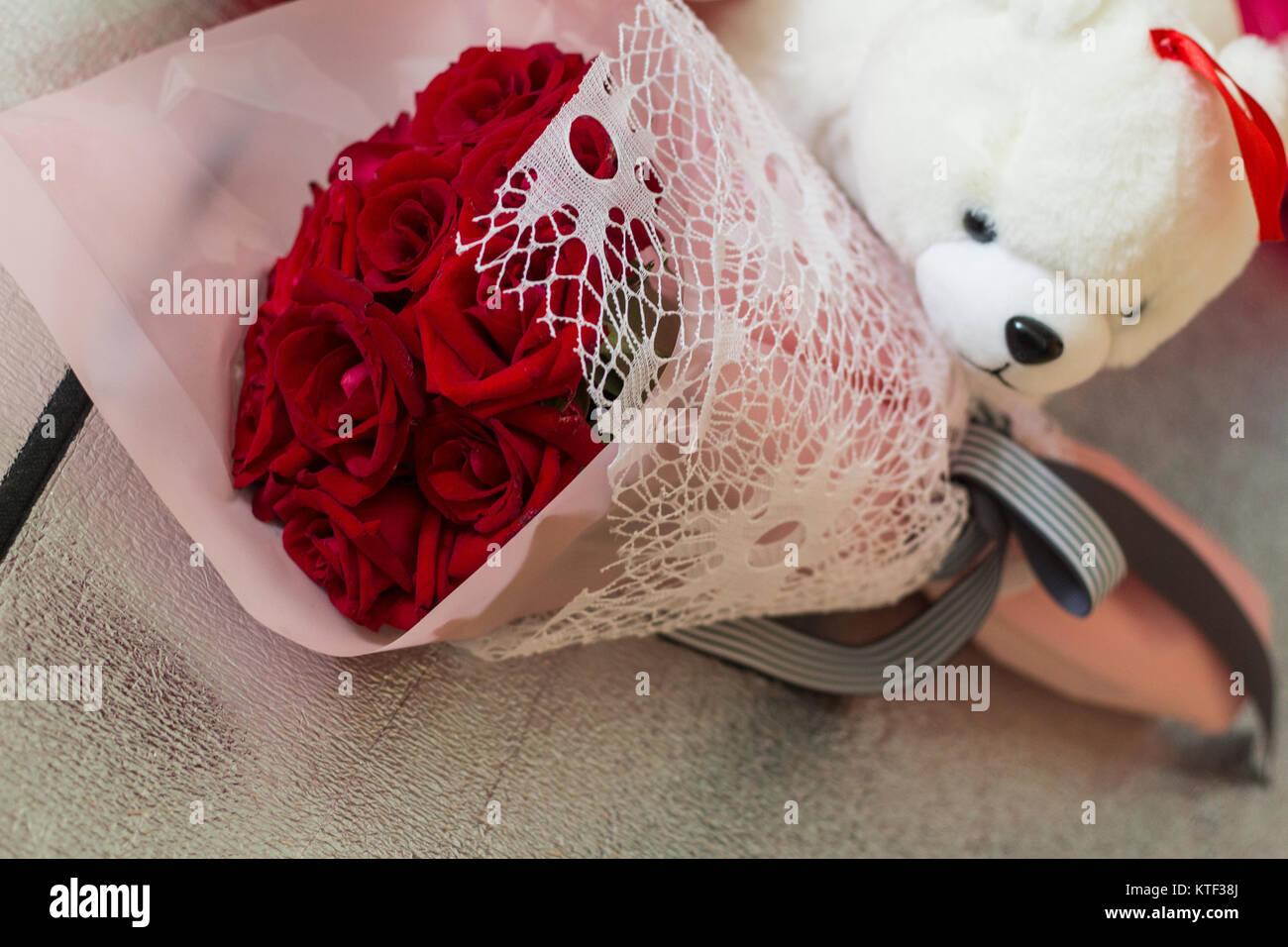 red rose and teddy gift Stock Photo - Alamy