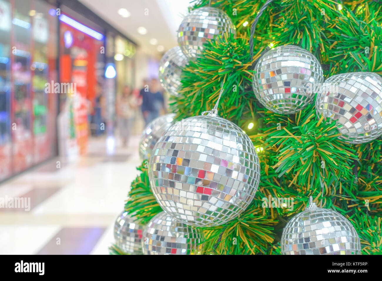 Close up christmas tree ans balls background Stock Photo - Alamy