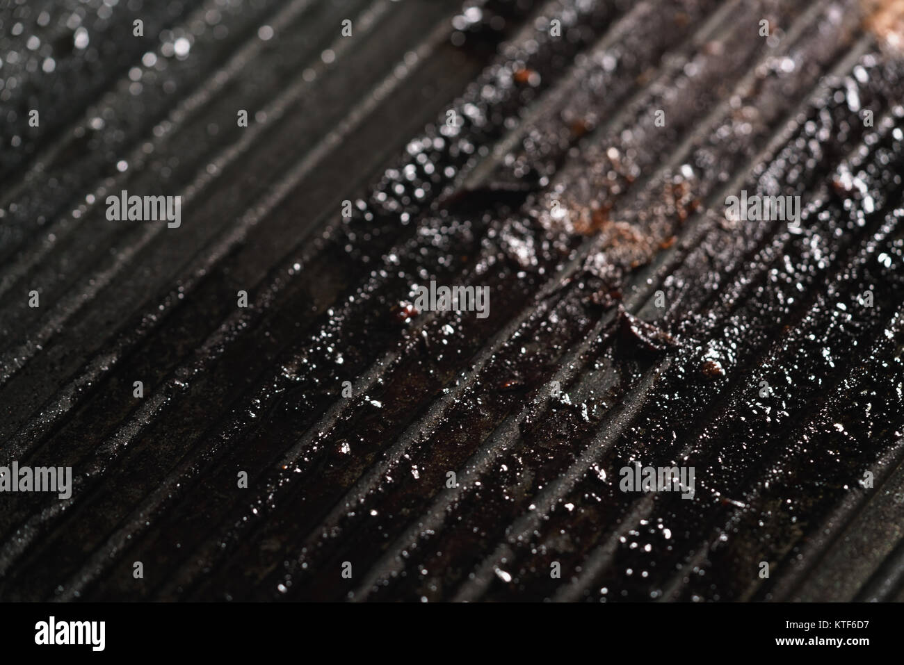 dirty cast iron grill pan after preparing steaks Stock Photo - Alamy