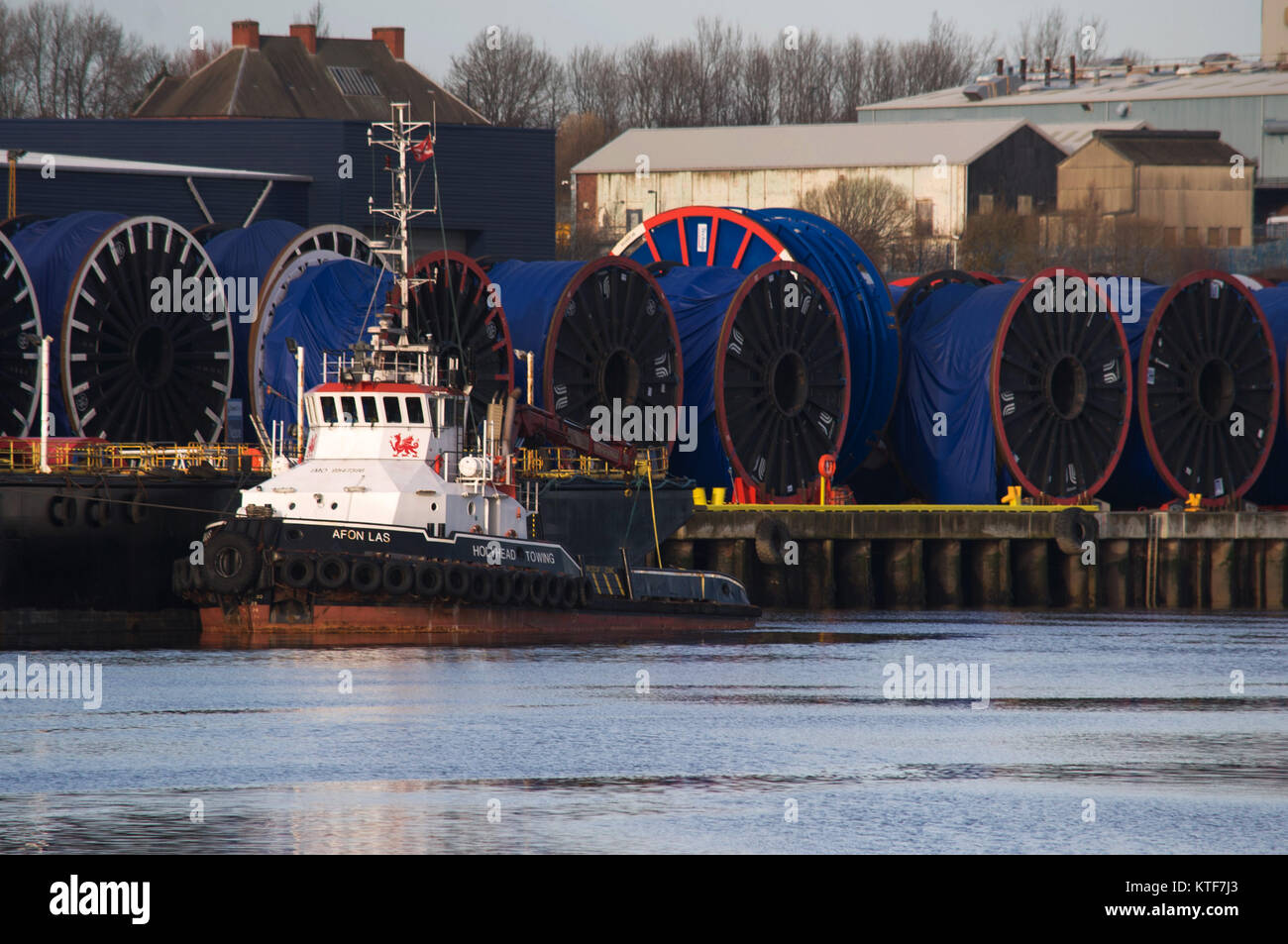 Shipping dock power cables hi-res stock photography and images - Alamy