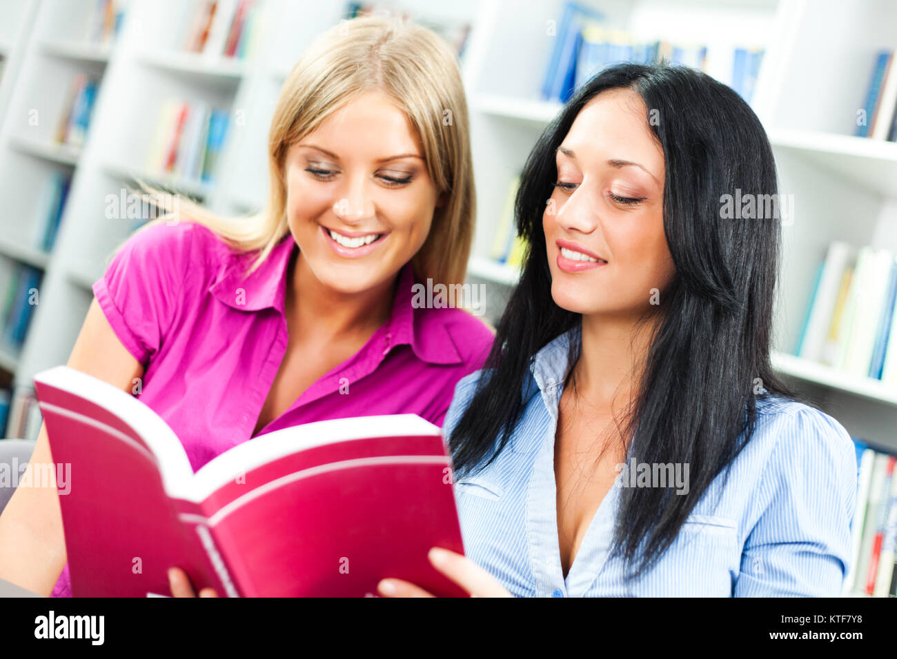 Students learning in library Stock Photo - Alamy