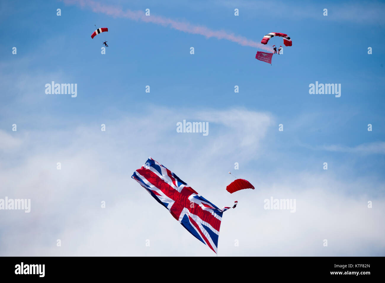 Parachute regiment free fall team hi-res stock photography and images ...