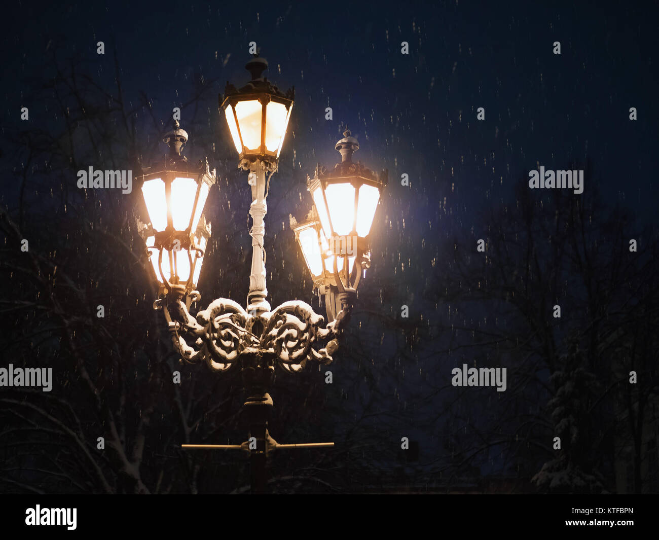 4k winter snow storm falling hi-res stock photography and images - Alamy