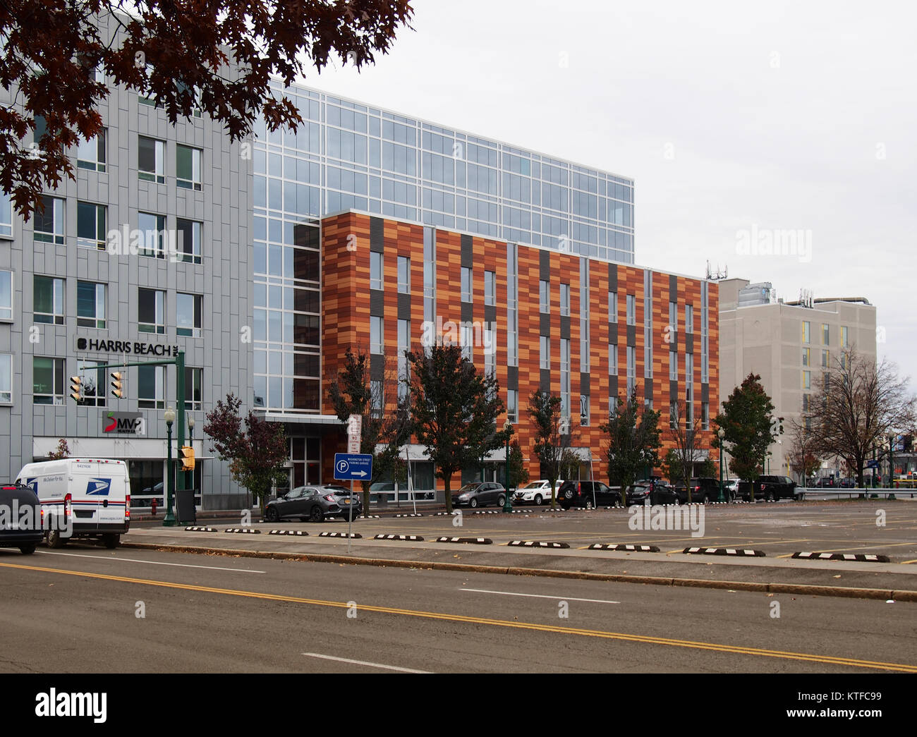 Office building commercial hi-res stock photography and images - Alamy