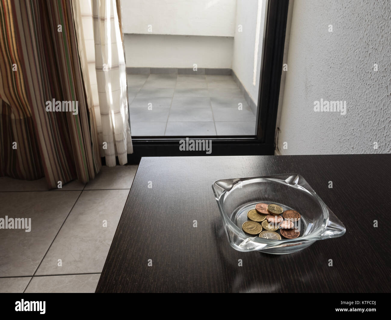 Tips in the ashtray on a hotel table Stock Photo - Alamy