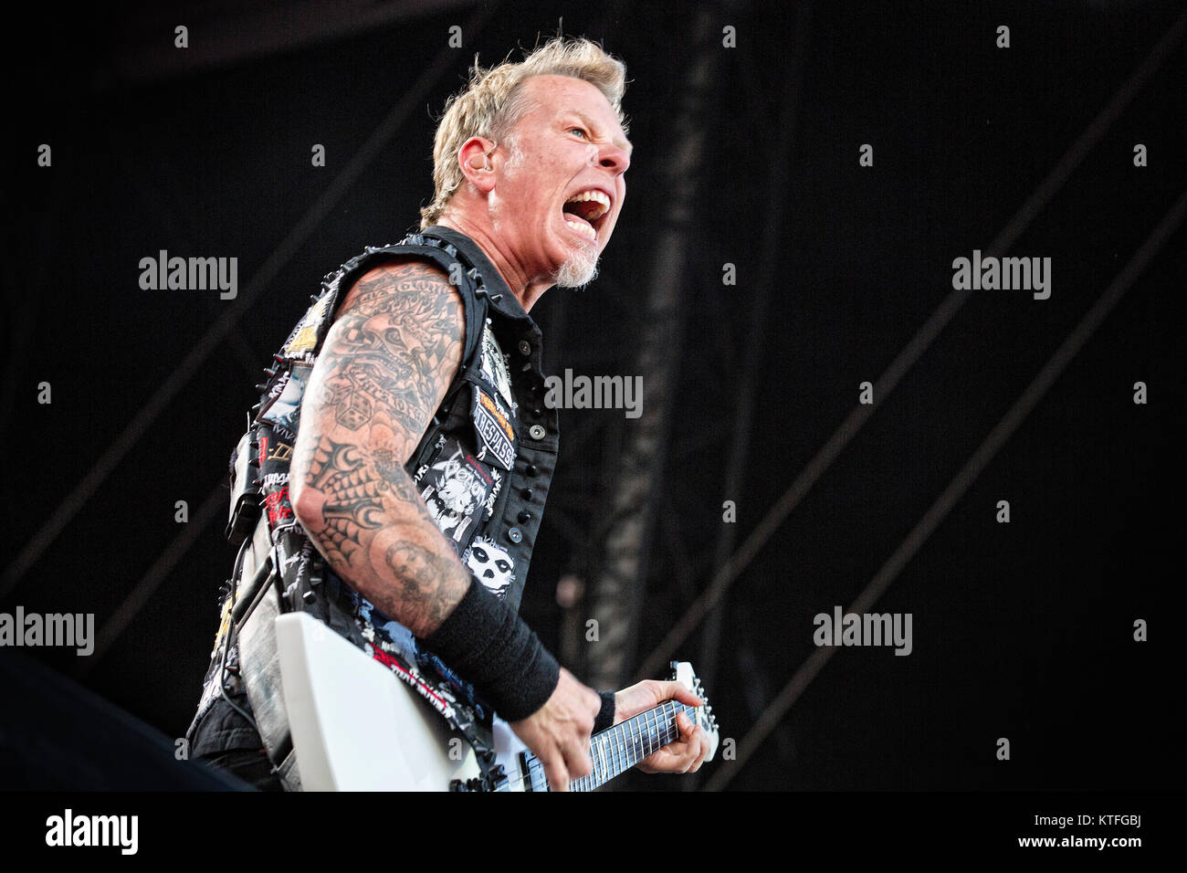 James hetfield metallica concert hi-res stock photography and images ...