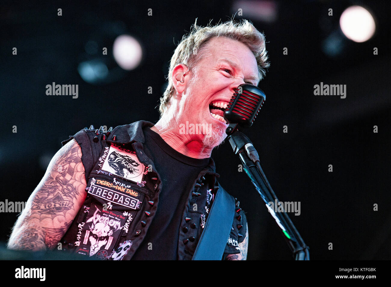 James hetfield metallica concert hi-res stock photography and images ...