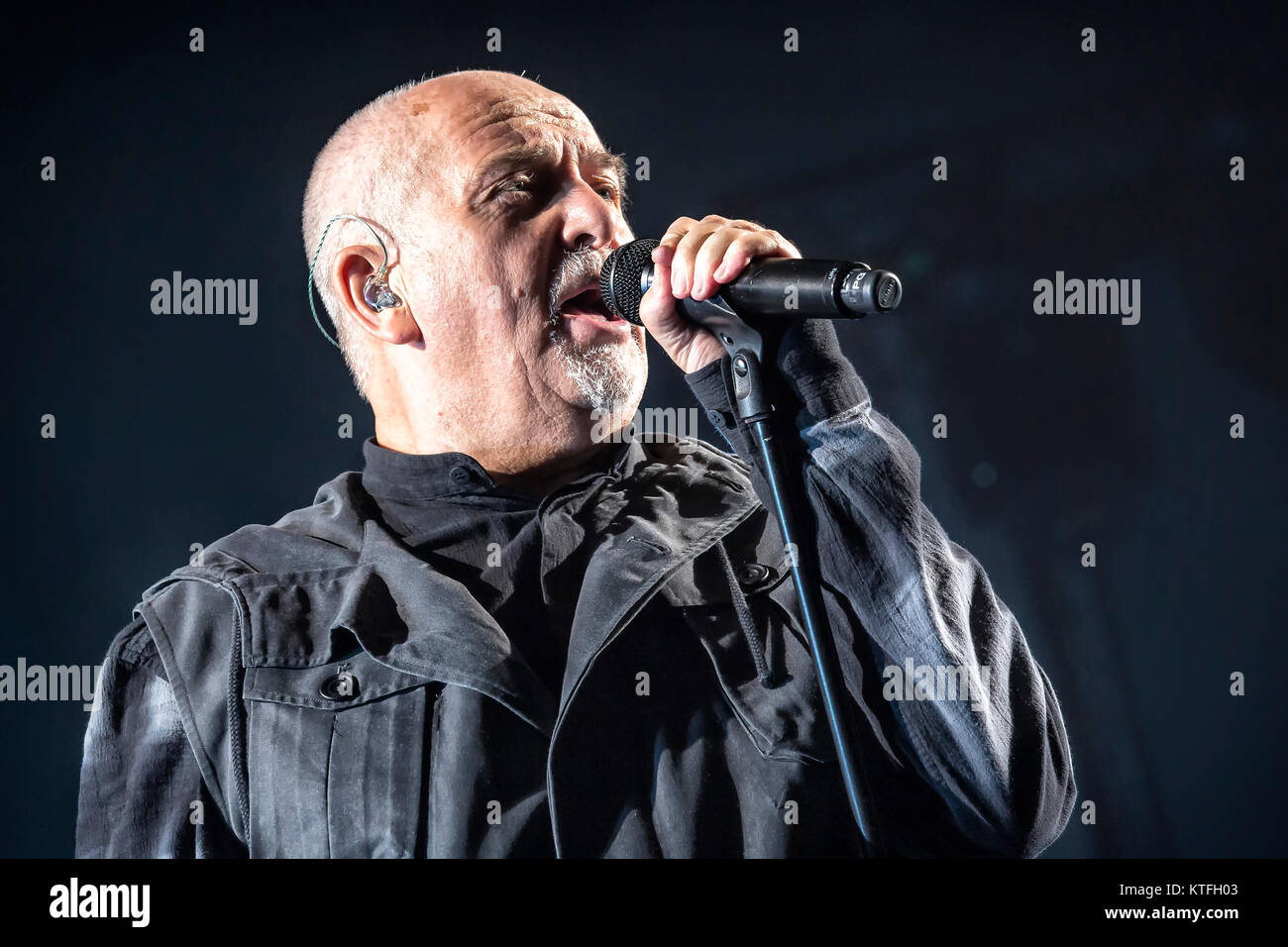 Peter gabriel singer peter brian gabriel hi-res stock photography and ...