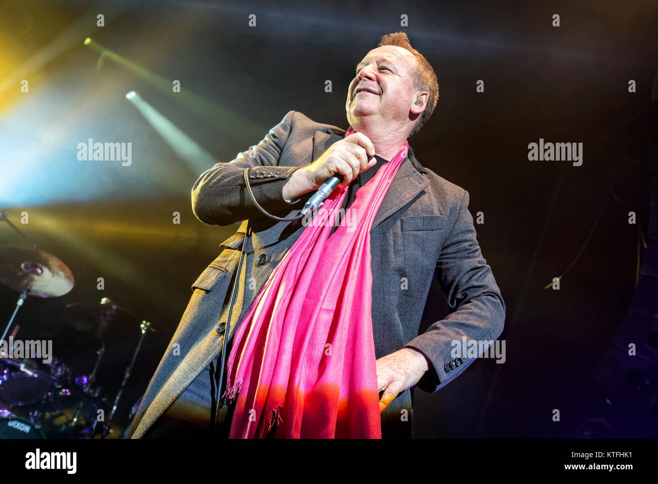 Singer with the rock group simple minds hi-res stock photography and ...