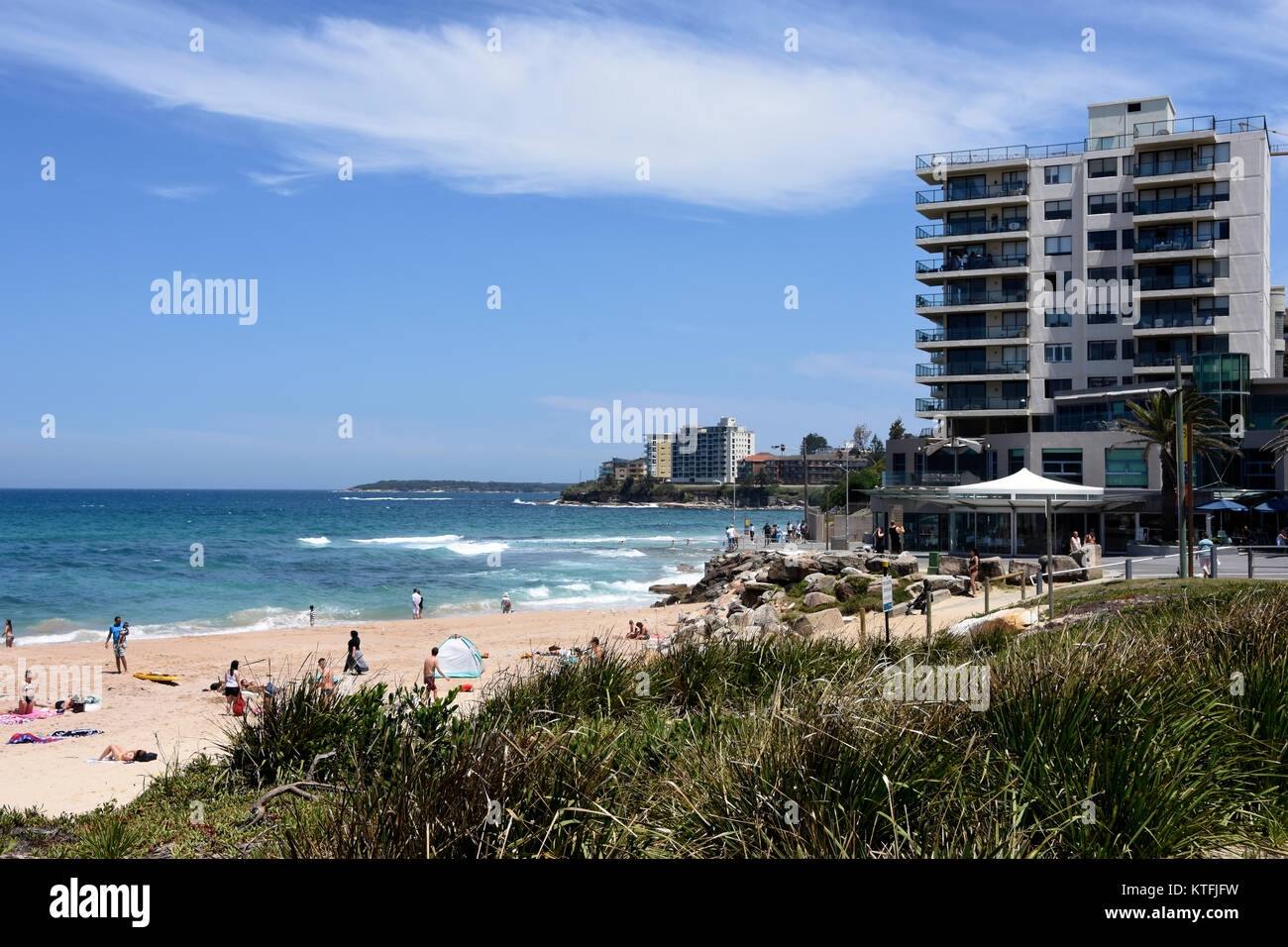 View of the water and beach at North Cronulla Stock Photo - Alamy