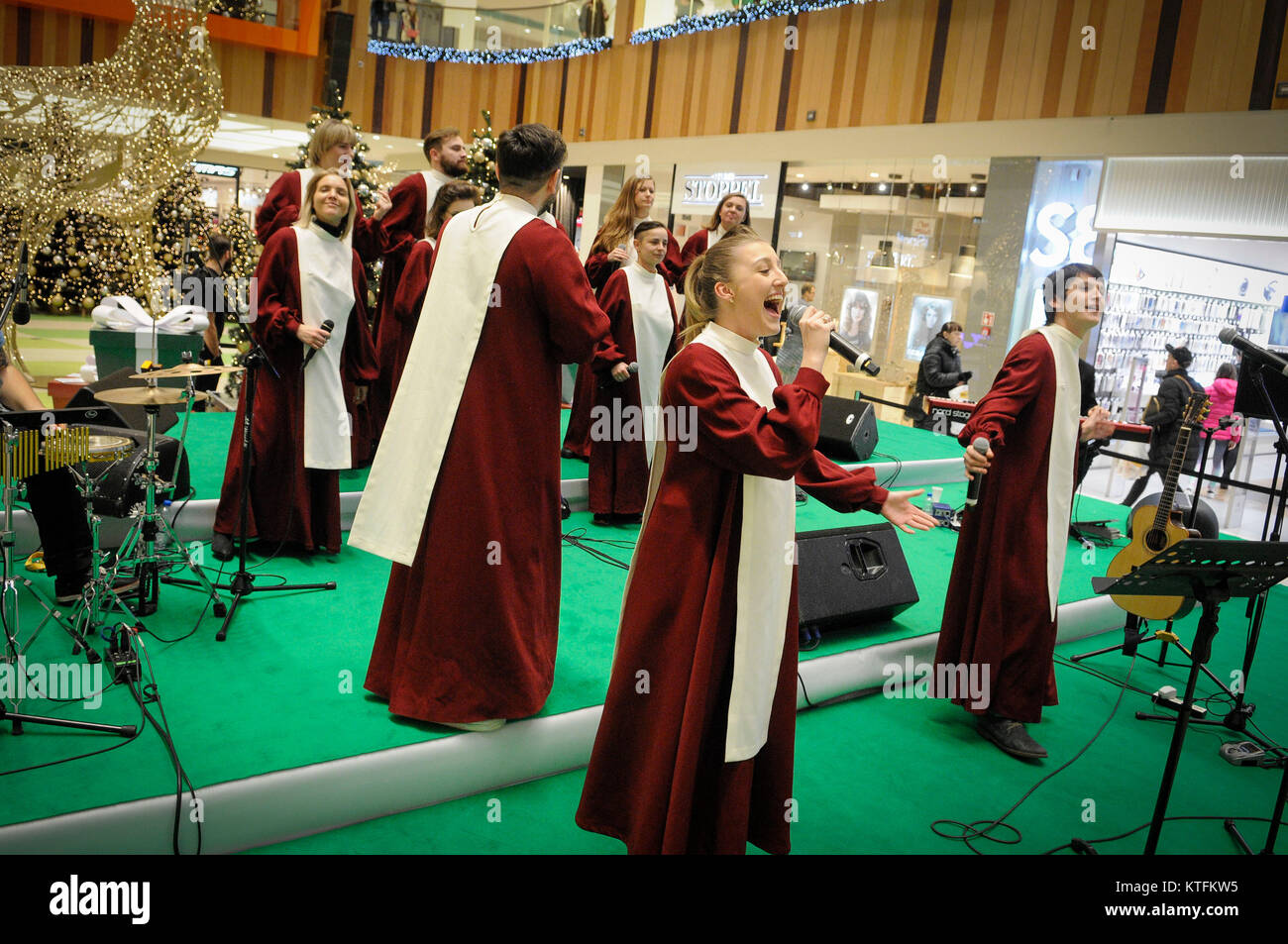 Angel choir hi-res stock photography and images - Alamy